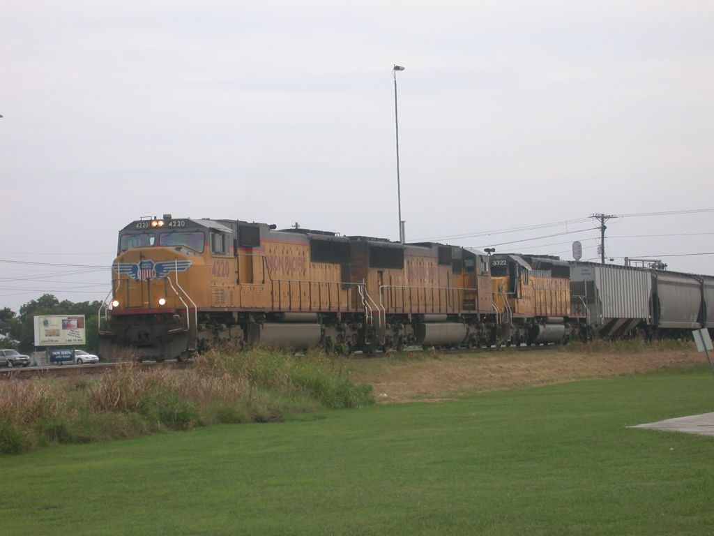 UP 4220 20Aug2004 NB at FM 306 grade crossing (mp 223)